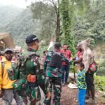 Satgas Yonif 301/PKS Anjangsana dan bersinergi dengan Warga Kampung ...