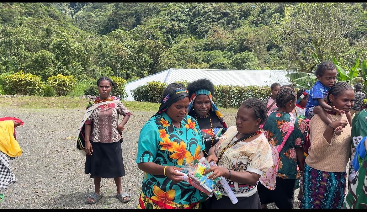 Satgas Yonif 301/PKS Bagikan Bingkisan Natal di Kampung Omponi, Warga ...